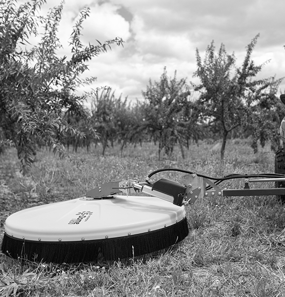 Spraydome sprayer with a protective hood with greater strength