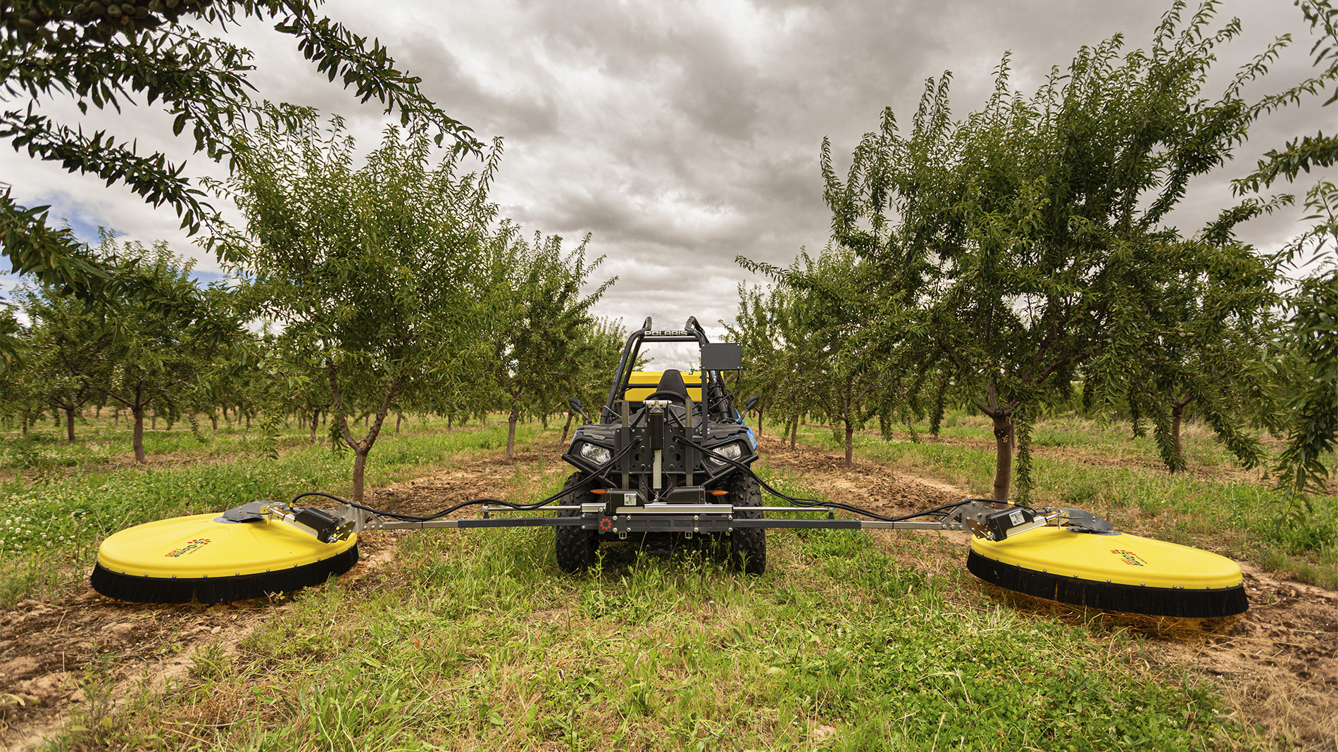 Spraydome sprayer with a protective hood with greater strength