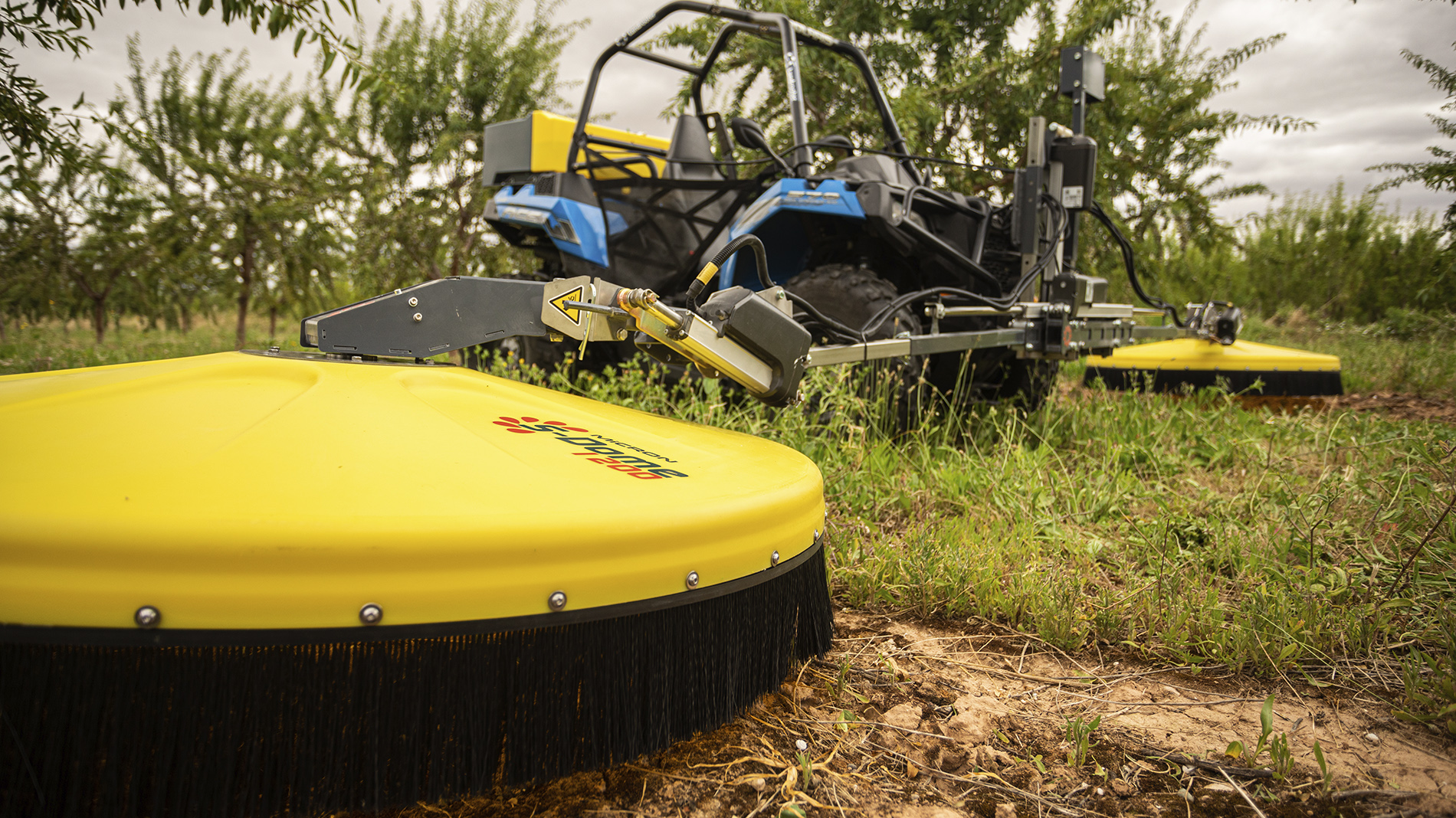 Spraydome sprayer with a protective hood with greater strength