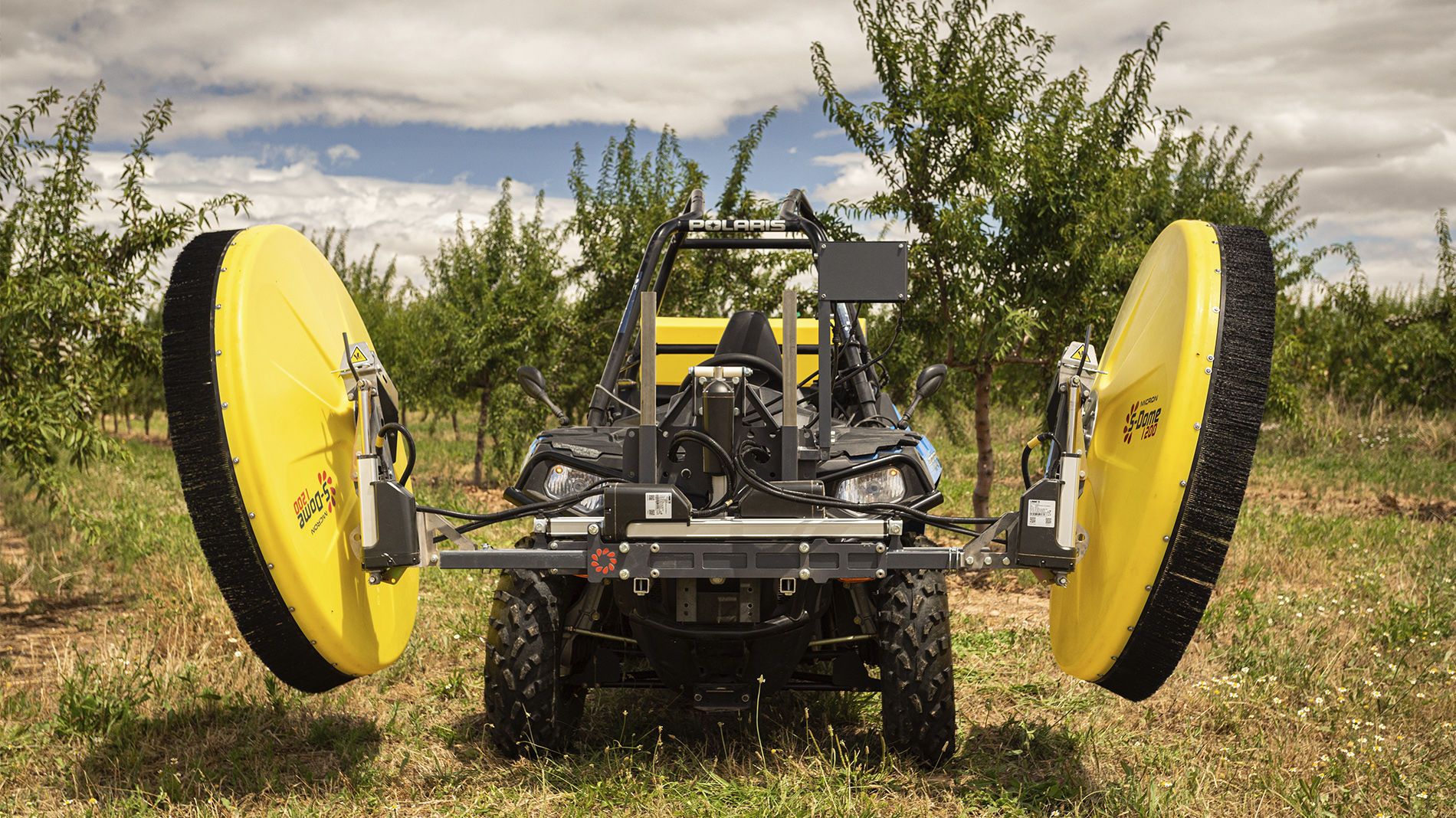 Spraydome sprayer with a protective hood with greater strength