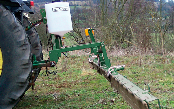 Weedwiper sprayer to eliminate weeds in vulnerable crops